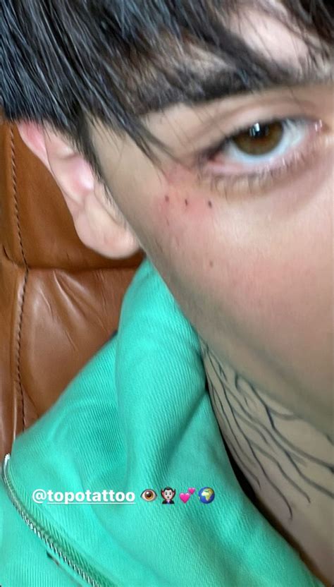 Max Valenzuela Tatuaje En La Cara Poses Para Tomarse Fotos Caras