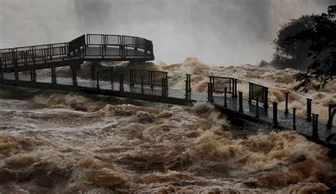 Impresionante Crecida Del R O Iguaz Ocasiona El Cierre De Las Cataratas