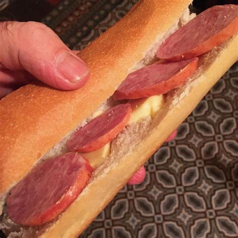 Vues les circonstances un simple sandwich au saucisson à lail