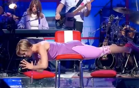 Annalisa Minetti Che Canta Mentre Fa Il Plank Il Video Da Non
