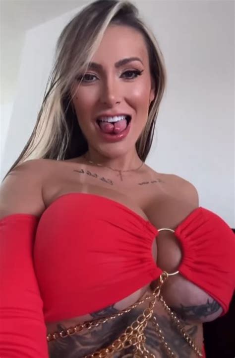 Após língua de cobra Andressa Urach sugere colocar um terceiro seio