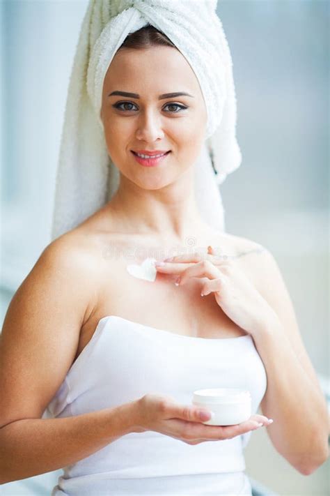 Cuidado De La Cara De La Belleza Mujer Que Aplica La Crema En Piel Foto