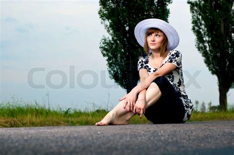 Smuk Ung Pige Sidder I En Hat Udend Rs Stock Foto Colourbox