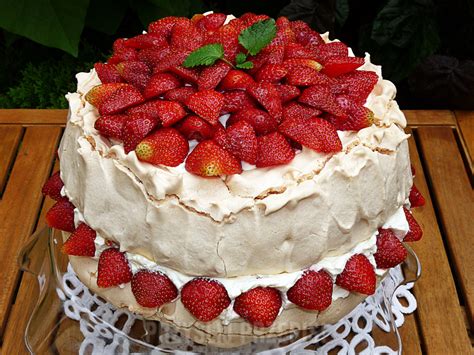 Tort Bezowy Z Truskawkami Przepis Przyslijprzepis Pl
