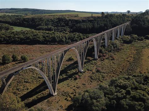 Trem Passando Na Ponte Dos Arcos Amantes Da Ferrovia