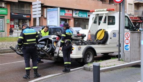 Herido un motorista en una colisión con una furgoneta en la rotonda de