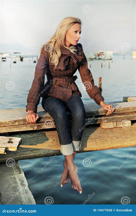 Fille S asseyant Sur Un Pilier Photo stock Image du extérieur