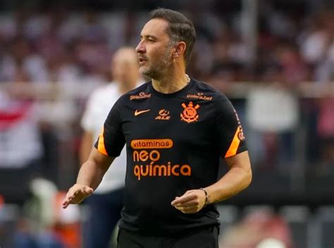 Vítor Pereira se reúne líderes da Gaviões e ganha voto de