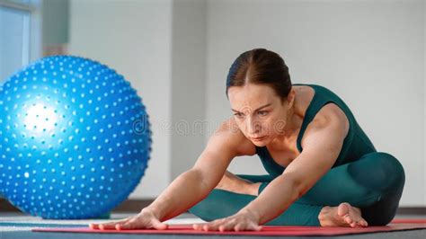 Estirando Yoga Y Mujer En La Alfombra Roja Para El Ejercicio De