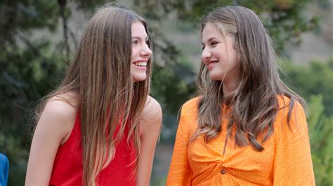 Gestos sonrisas y miradas la gran complicidad de Leonor y Sofía en Girona