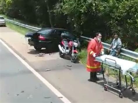 G1 Acidente entre caminhão carro e moto deixa duas pessoas feridas