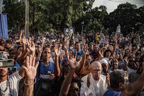 Virgen de Regla cubanos acompañan en procesión a la Patrona de la