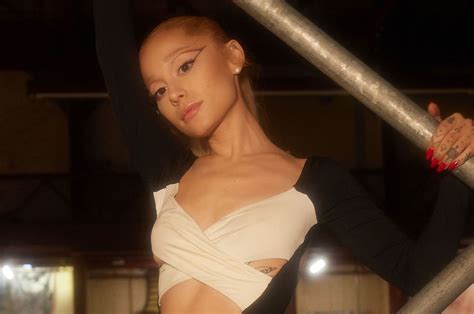 Ariana Grandes Single Yes And Secures No 1 Spot On Billboard Hot 100 Complex