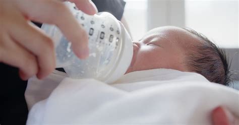 3 Tư thế cho trẻ sơ sinh bú bình đúng cách tránh bị sặc