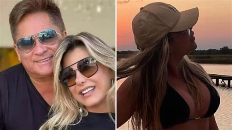 Esposa de Leonardo Poliana Rocha empina bumbum turbinado de biquíni