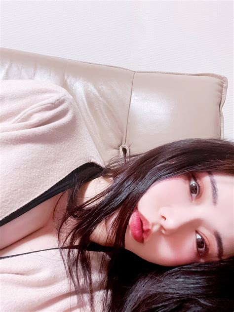 TW Pornstars ANRI BLACK DIAMOND Twitter くしゃみが沢山出る日 眠いね 11 32 AM