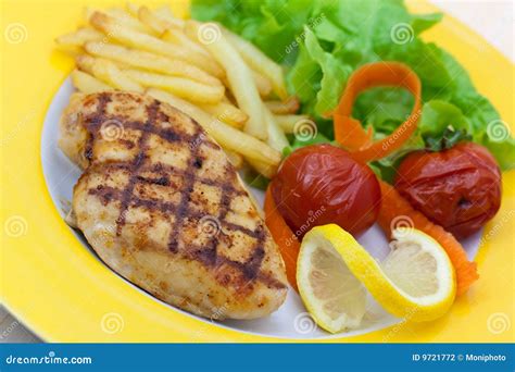El Pecho De Pollo Asado A La Parilla Con Las Patatas Fritas Coci Al