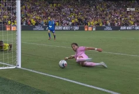 Video El insólito gol que se perdió Leonardo Campana en la final con