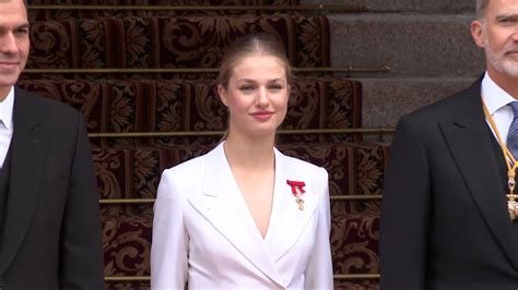La Princesa Leonor impecable con un traje blanco en su gran día YouTube