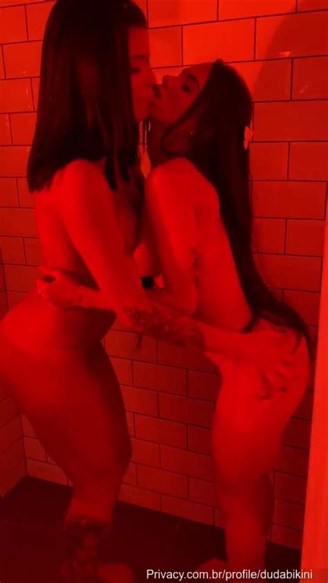 Duda Mesquita Naked In The Shower With Her Lesbian Friend Cnn Amador