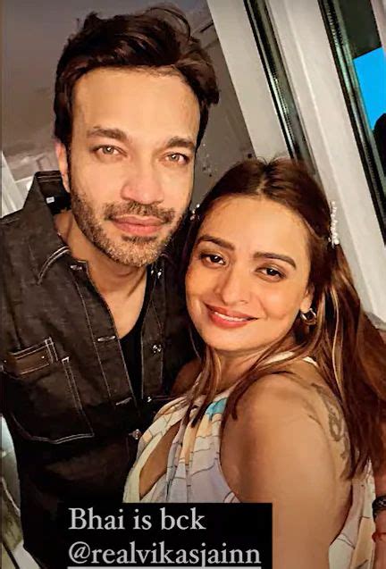 Bb Vicky Jain S Celebration Bash With Ayesha Isha And Sana Khan