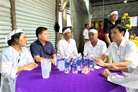 Thăm hỏi gia đình nạn nhân tử vong do tai nạn giao thông Báo Lâm Đồng