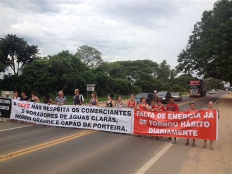 G1 Manifestantes bloqueiam o trânsito na ERS 040 em Viamão RS
