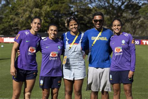 Campeã mundial de natação Etiene Medeiros vai à treino do BrasilJogada