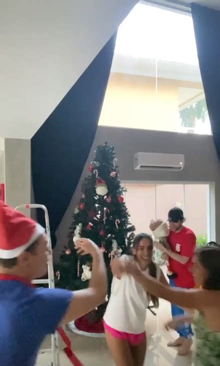 Ao som de Mariah Carey Anitta monta árvore de Natal mãe e David