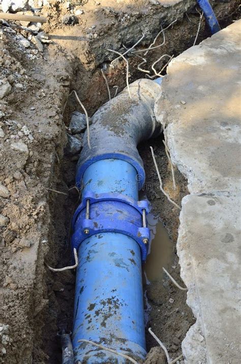 Tubo Roto Que Emana El Agua Foto De Archivo Imagen De Sistema Tubo