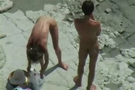 Ils sont amis et baisent pour la première fois à la plage nudiste