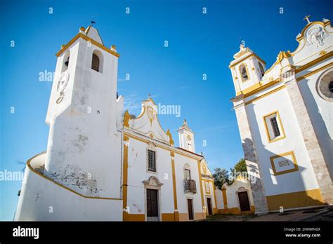 L Igreja de Matriz de Veiros ou l Igreja de sao Salvador à gauche et