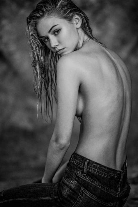 Scarlett Leithold Topless 4 Photos Thefappening