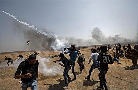 Gaza Migliaia Di Manifestanti Al Confine Con Israele Lettera