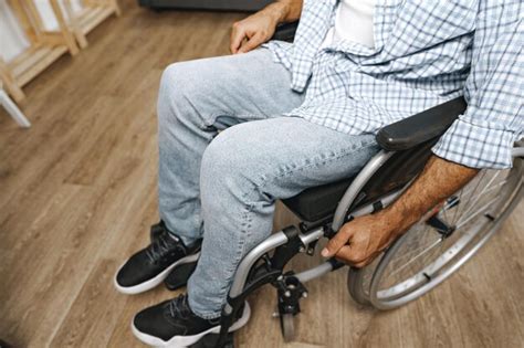 Homme Handicapé Méconnaissable Assis Dans Un Fauteuil Roulant Photo