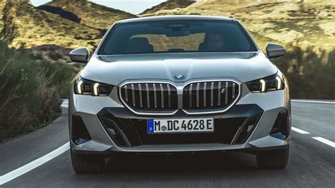 Yeni BMW 5 Serisi elektrikli BMW i5 ile birlikte tanıtıldı