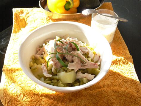 Poradnia Dietetyczna Slimfood Sałatka z pstrągiem wędzonym i ziemniakami