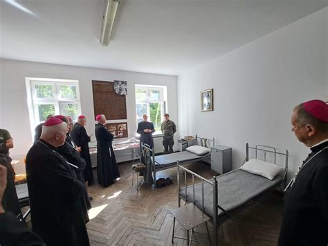 Biskupi odwiedzili dawną jednostkę klerycką z czasów PRL w Bartoszycach