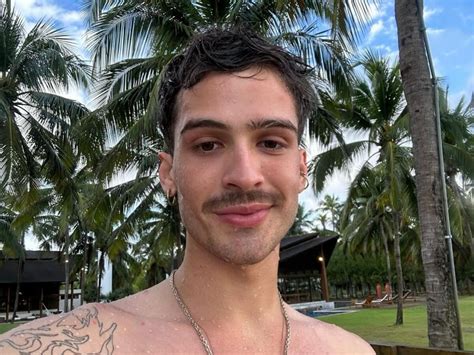 João Guilherme surpreende fotos sensuais e detalhe gera comentários