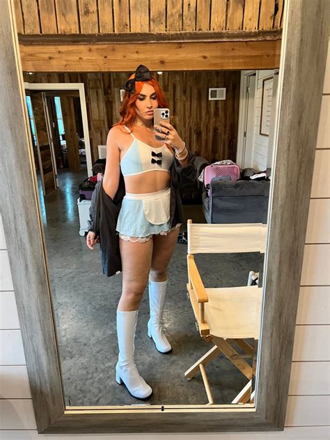 WWE Women And Celebs On Twitter Alicia Goddamn She S So Hot