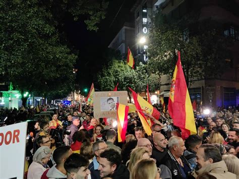 Cientos De Personas Aupadas Por Vox Abarrotan La Sede Del PSOE En