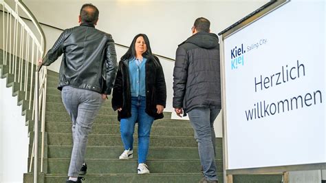Ausl Nderbeh Rde Kiel In Der Kritik Warten Von Syrern Auf Einb Rgerung