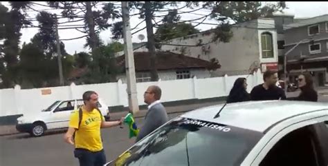 VÍDEO Repórter da Record é ameaçado por bolsonaristas em Curitiba