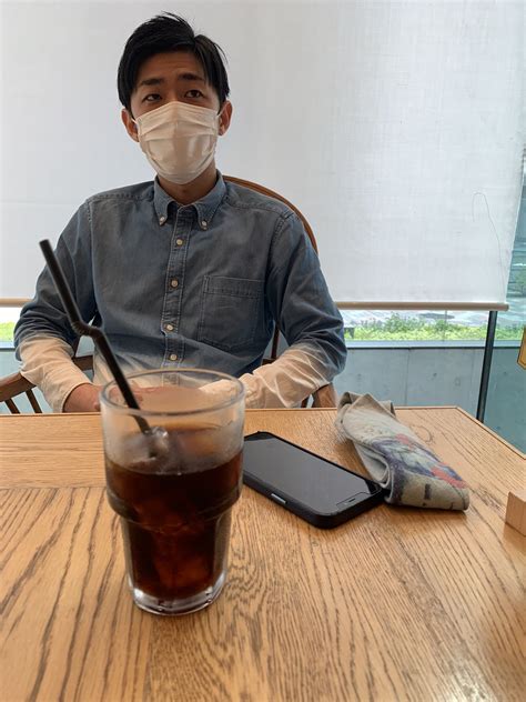 公式トンツカタン on Twitter 最近の思い出 ネクタイはずしてカフェに馴染んでいるつもりの森本 突然のクマに驚くも実は