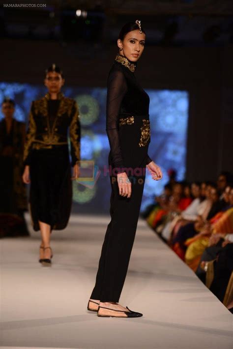 Model Walk For Tarun Tahiliani Modern Mughals Show For Sahachari