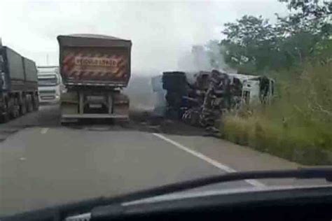 Carreta Tomba Ao Tentar Desviar De Buraco S Margens Da Br