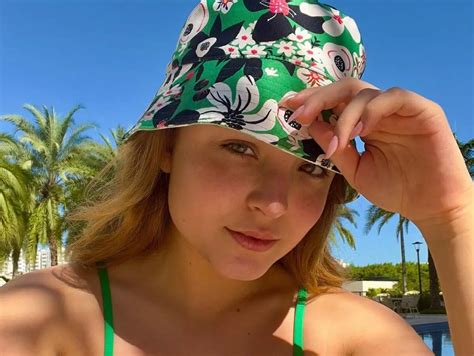 De Fio Dental Larissa Manoela Enfatiza Bumbum Perfeito E Magnetiza