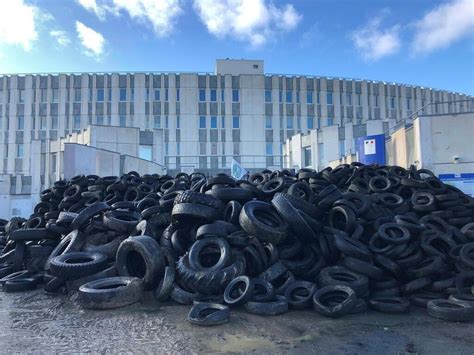 Péage bloqué mur de pneus brouettes de fumier Un an de colère des