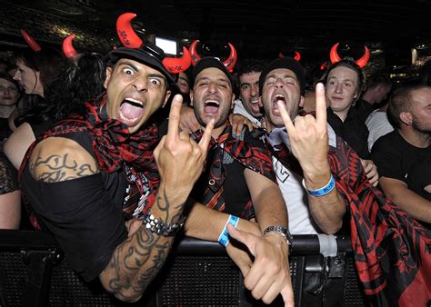 BONJOUR DEVILS FANS OUR CARAVAN TO CANADA COMMENCES WITH THE