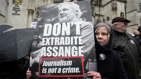 Un tribunal britannique suspend l extradition de Julian Assange jusqu à